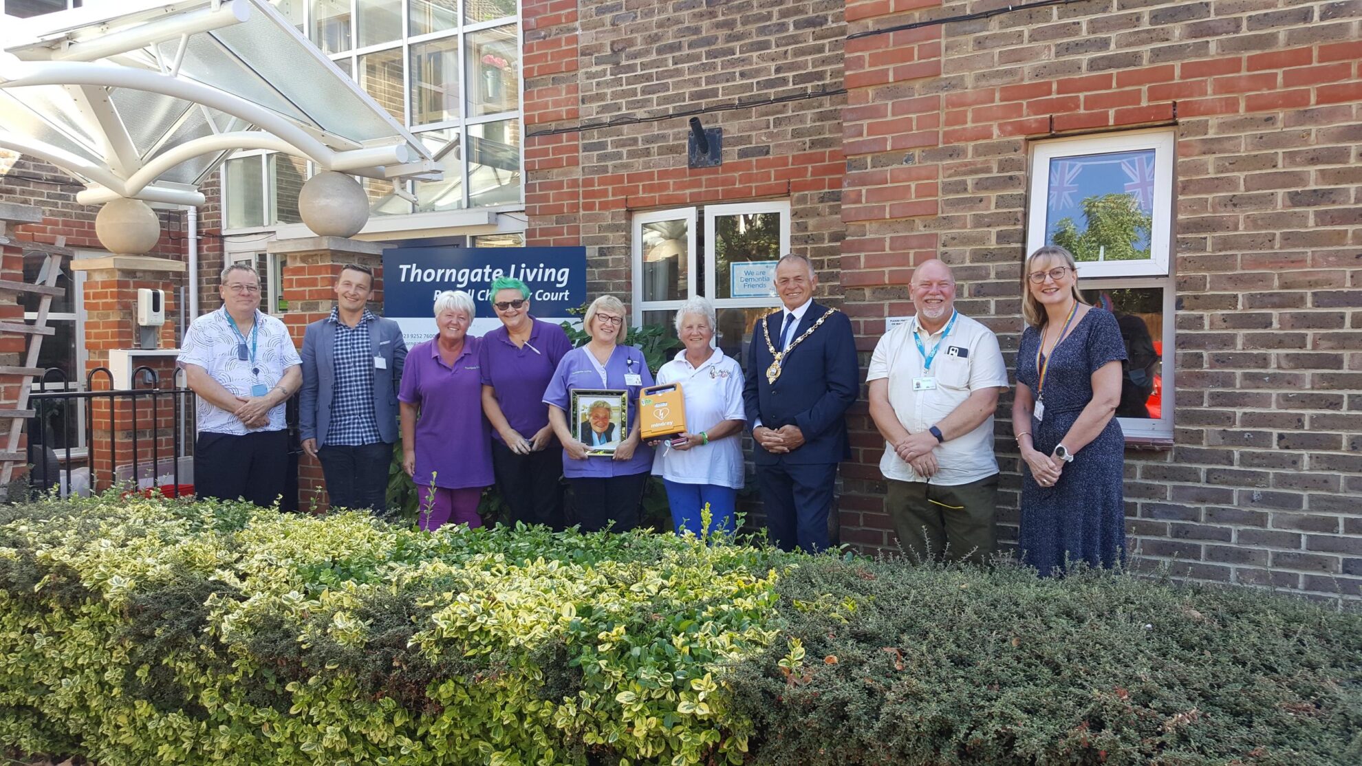 Sarah honours mum’s memory with defibrillator donation - Thorngate ...